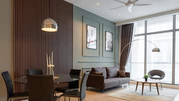 Uma sala de estar moderna com área de jantar, grandes janelas e um ventilador de teto.