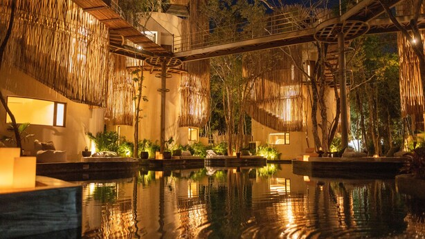 Piscina exterior, espreguiçadeiras 
