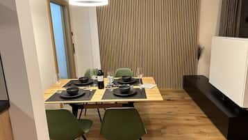 Apartamento júnior, 1 quarto, para não fumantes | 1 quarto, frigobar, cofres nos quartos, quartos à prova de som