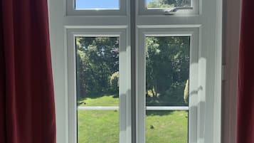 Quarto Individual | Vista para o jardim