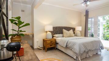 Quarto Familiar, várias camas | Roupa de alta qualidade, camas de colchão pillowtop, secretária