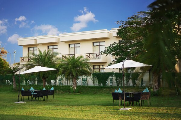 Treehouse Sunrise Resort & Caravan Park - Haryana