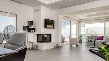 Athiri Suite | Sala de estar | Smart TV de 40 de polegadas com canais via satélite, televisor, lareira