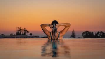 Piscina exterior sazonal, guarda-sóis, espreguiçadeiras