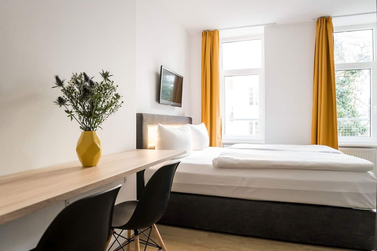 Escrivaninha, Wi-Fi de cortesia, roupa de cama
