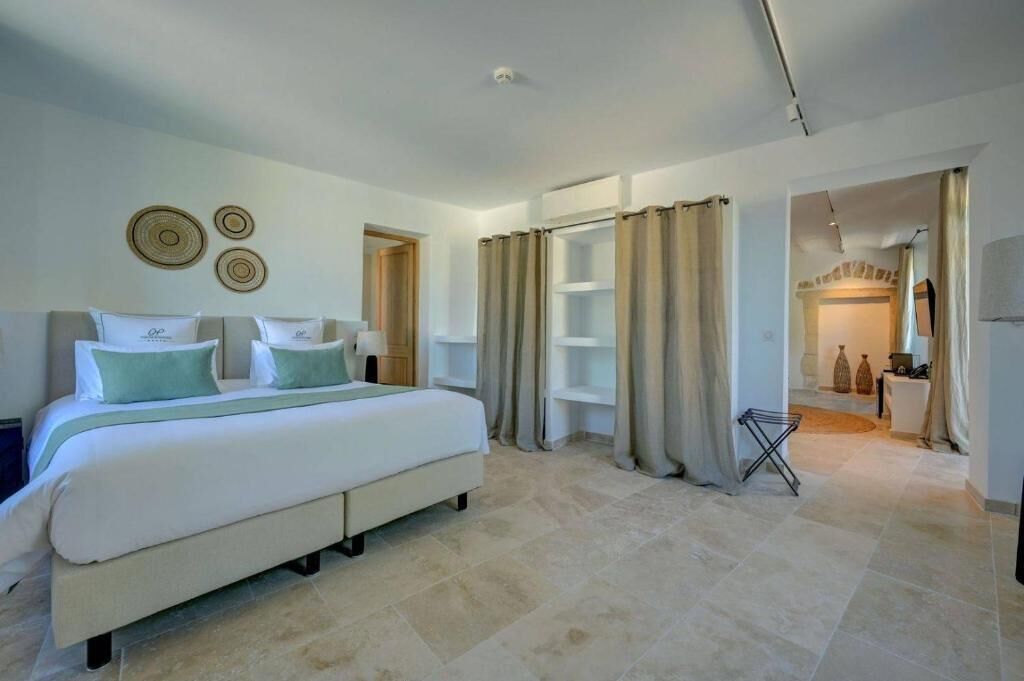 Roupa de alta qualidade, minibar, cofre no quarto, secretária 