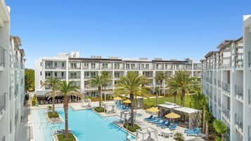 Piscina exterior, guarda-sóis, espreguiçadeiras