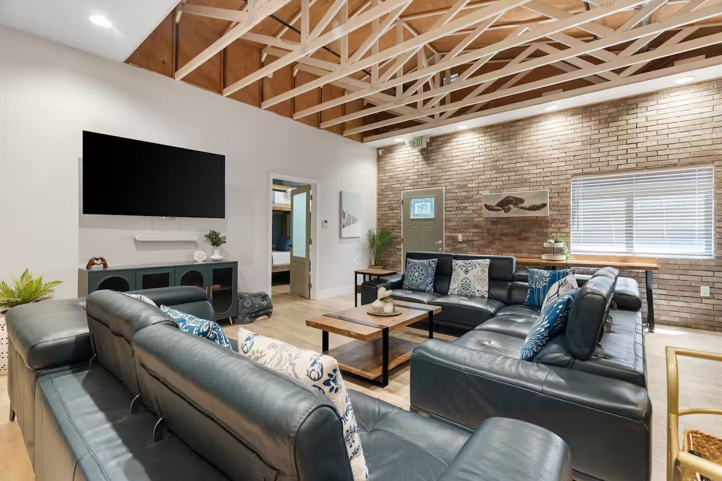 Hawaiian Lof.t W/ Vinyl Player. Speakeasy Included - San Diego, CA