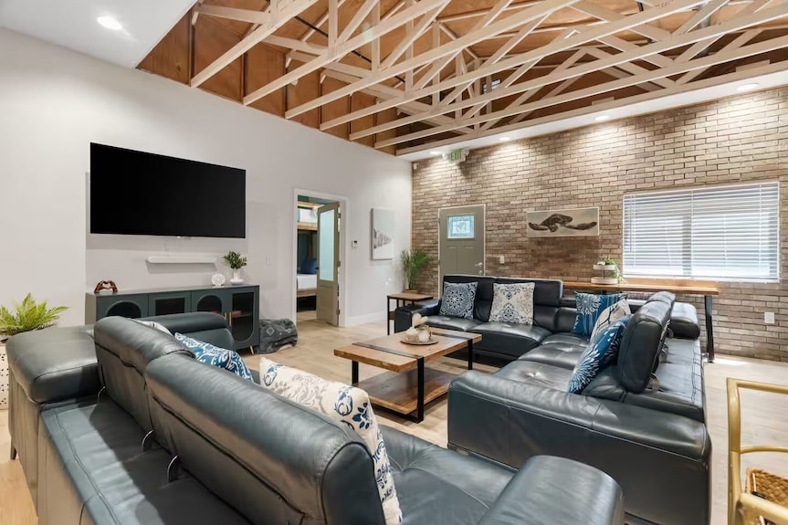 Hawaiian Lof.t W/ Vinyl Player. Speakeasy Included - San Diego, CA