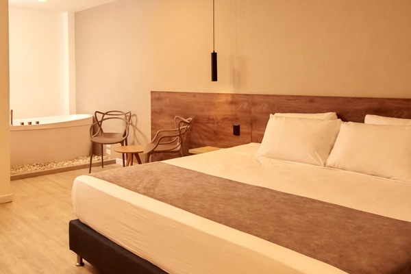 Quarto casal luxo | Banheira de hidromassagem particular