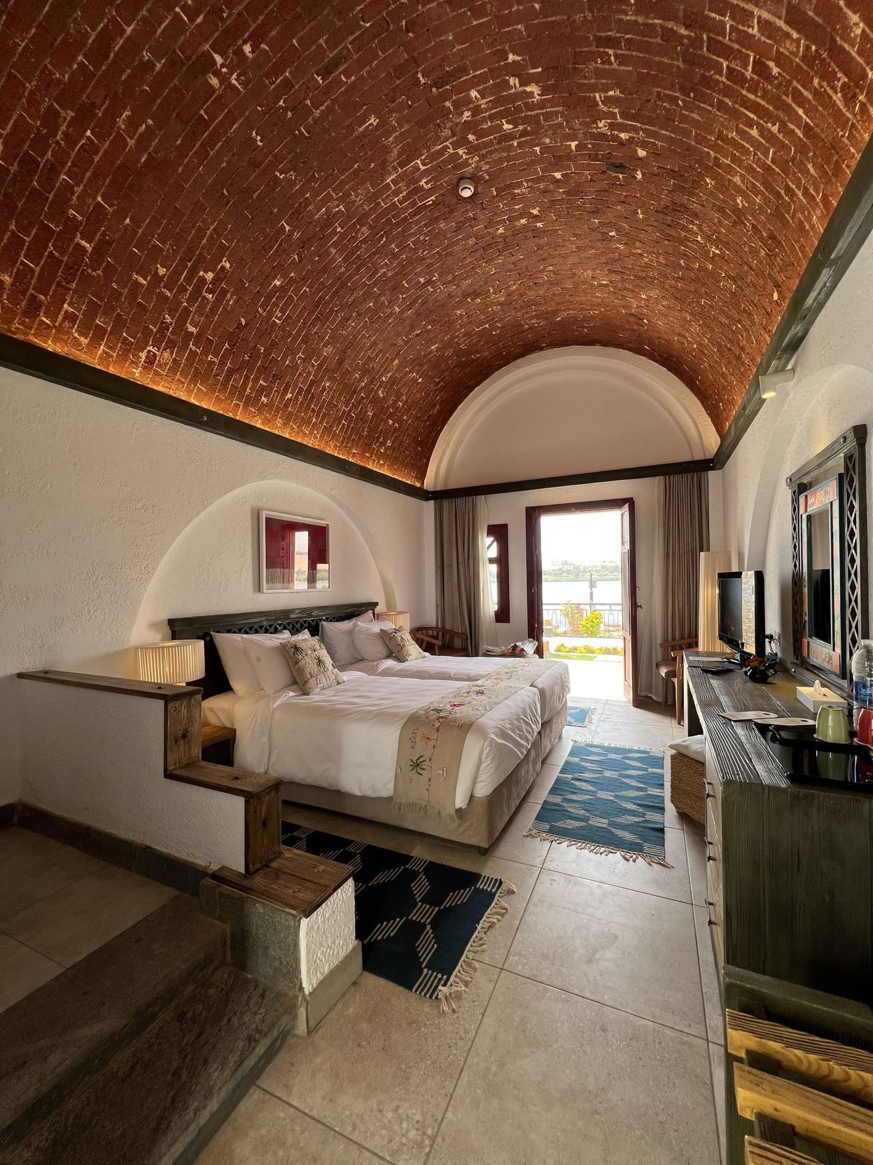 Minibar, cofre no quarto, com mobília individualizada 