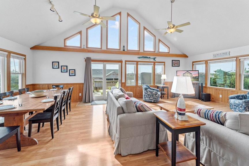 Soundside Dog Friendly Cottage W/ Hot Tub And Nearby Beach Access - Outer Banks, NC