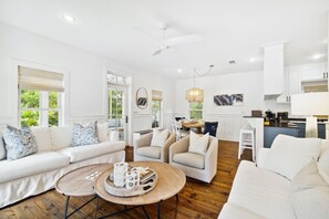 Casa, 3 quartos (Suite Escape) | Área de estar | Smart TV 50 polegadas com canais digitais, TV, Netflix