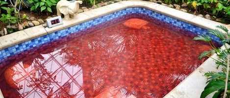 Piscina com borda revestida e indicador de nível da água.