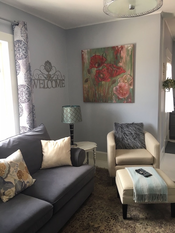 Erbn Chic; A Private 2nd Floor Apartment In Pec - Picton