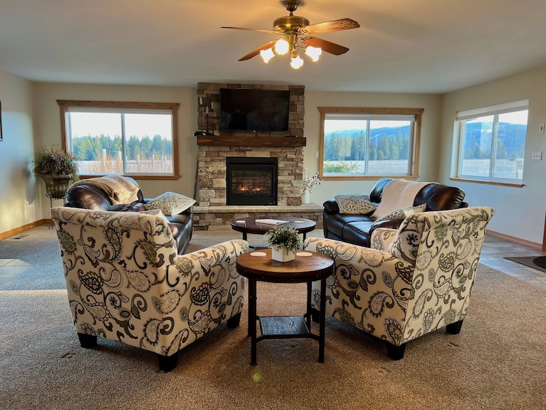 Peaceful Secluded Farmhouse - 10 Minutes From Bonner's Ferry - Bonners Ferry, ID