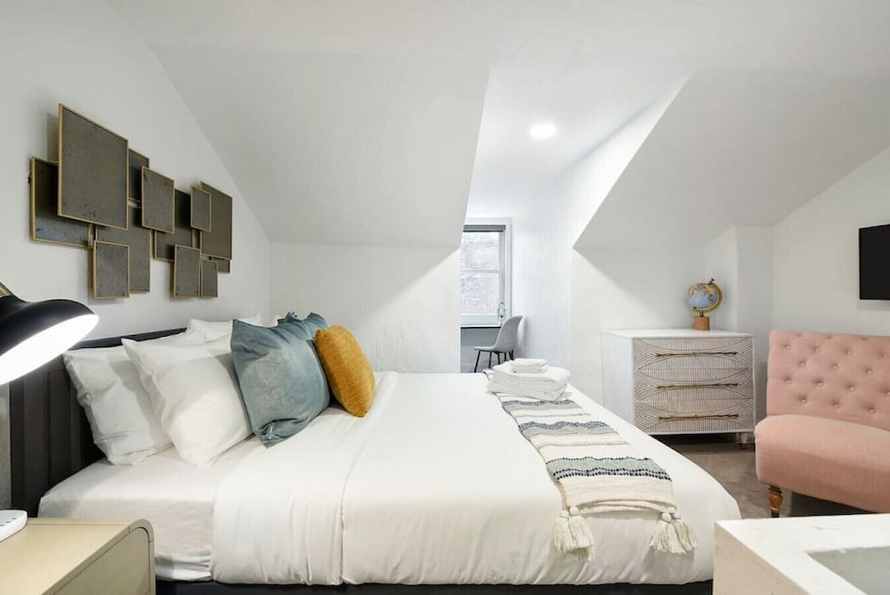 ★ Hostwise Stays ★ Stunning Remodel, Off-street Parking, Amazing Location! - Pittsburgh, PA