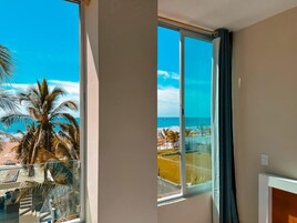 Quarto superior, 1 quarto, cozinha, vista para a praia | Individualmente decorados, Wi-Fi de cortesia, roupa de cama