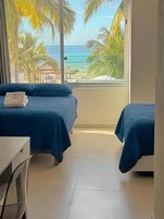 Quarto casal superior, 1 quarto, cozinha, vista para a praia | Individualmente decorados, Wi-Fi de cortesia, roupa de cama