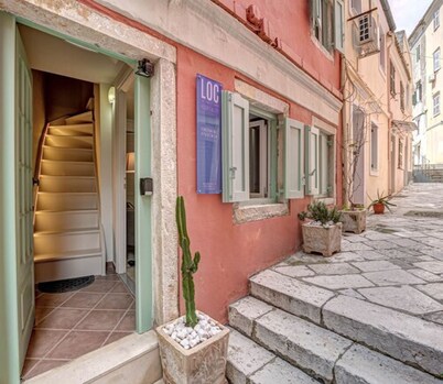 VENETIAN WELL HOUSE by LOC HOSPITALITY