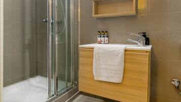 Artigos de higiene pessoal grátis, um secador de cabelo