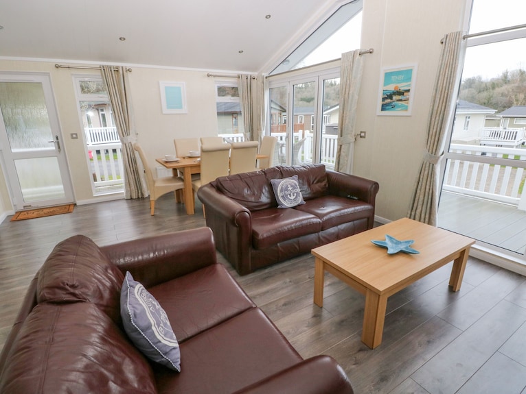 Dono's Lodge, Pet Friendly, With A Garden In Kilgetty - Pembrokeshire