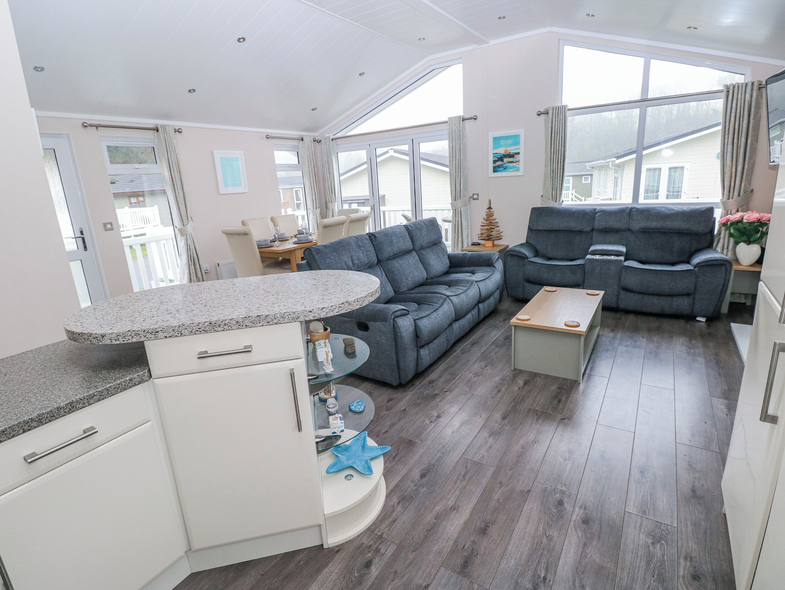 Dono's Lodge, Pet Friendly, With A Garden In Kilgetty - Pembrokeshire