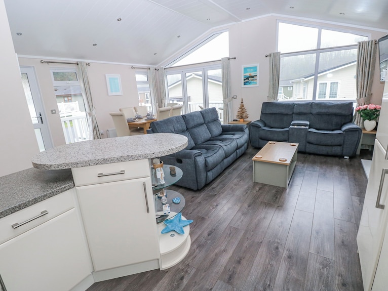 Dono's Lodge, Pet Friendly, With A Garden In Kilgetty - Pembrokeshire