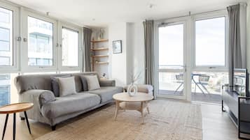 Apartamento | Sala de estar | Televisor de ecrã plano de 32 polegadas com canais por cabo, televisor