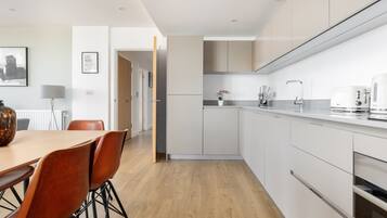 Apartamento | Cozinha privada | Um frigorífico, um micro-ondas, um forno, uma placa de cozinha