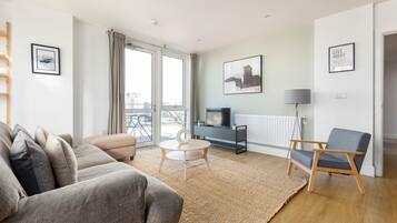 Apartamento | Sala de estar | Televisor de ecrã plano de 32 polegadas com canais por cabo, televisor