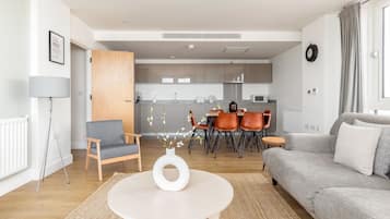 Apartamento | Cozinha privada | Um frigorífico, um micro-ondas, um forno, uma placa de cozinha