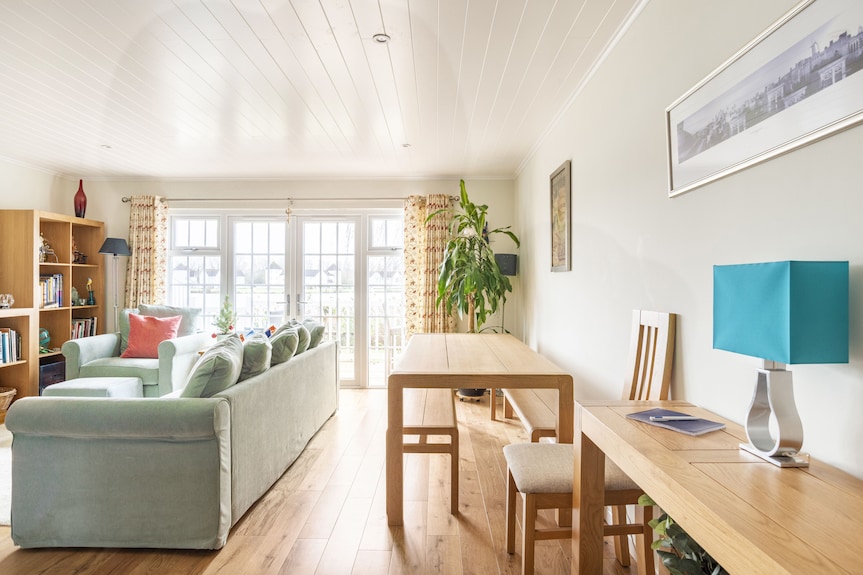 Luxurious South-facing Lakeside Lodge - Wiltshire