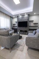 Apartamento superluxo | Área de estar | Smart TV 55 polegadas com canais via satélite, TV, Netflix