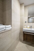 Apartamento superluxo | Banheiro | Chuveiro, chuveiro com efeito de chuva, produtos de toalete grátis 