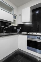Apartamento superluxo | Cozinha privada | Geladeira, micro-ondas, fogão, cooktop