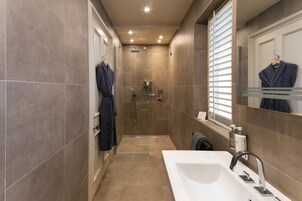 Quarto Clássico | Casa de banho | Um polibã, produtos de higiene exclusivos, um secador de cabelo
