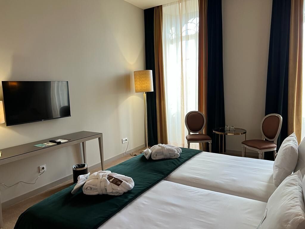 Cofres nos quartos, Wi-Fi de cortesia, roupa de cama