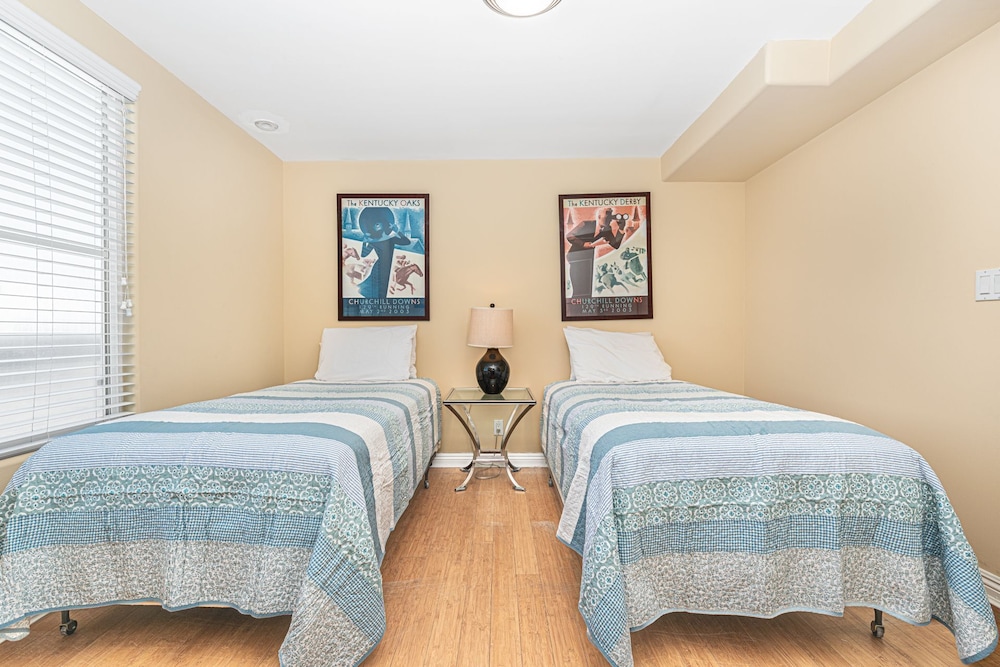 Oceanfront! Clean & Affordable Upstairs Split Level Unit - 뉴포트비치