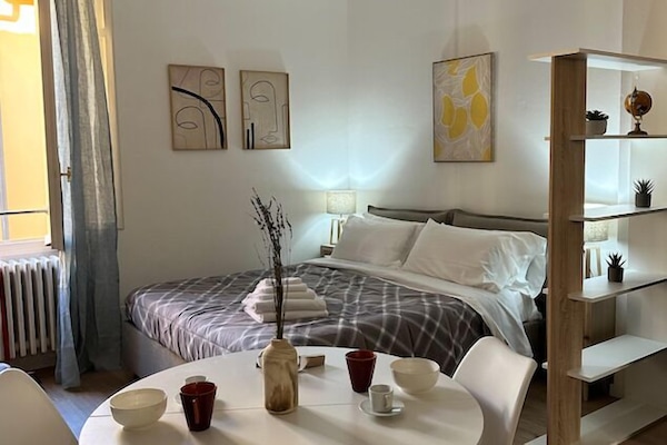 Estúdio básico | Roupas de cama premium, edredons de pluma, ferros/tábuas de passar roupa