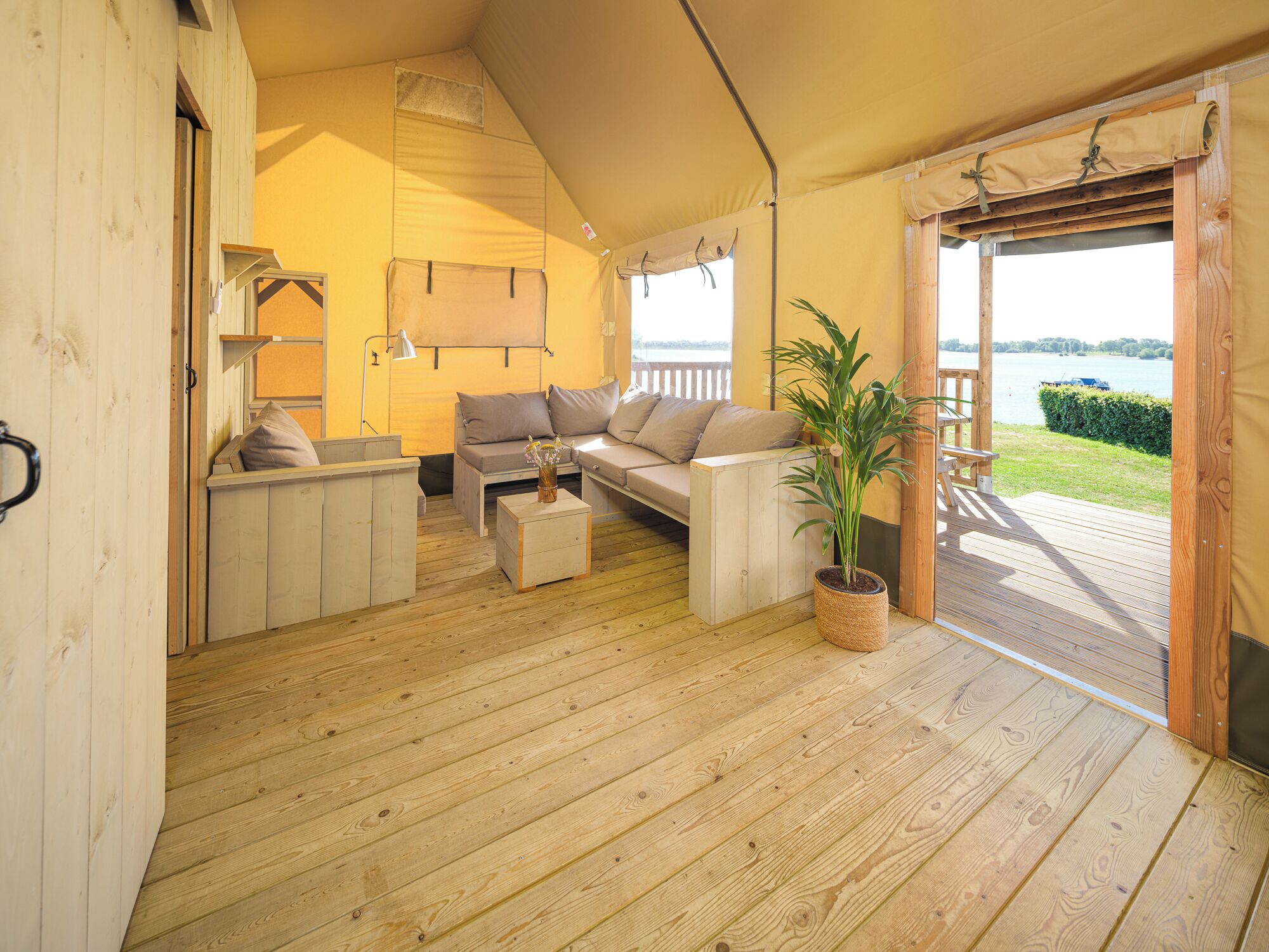 Experience Luxury Glamping In The Elevated Safari Tent Ranger By The Water. - Arnhem