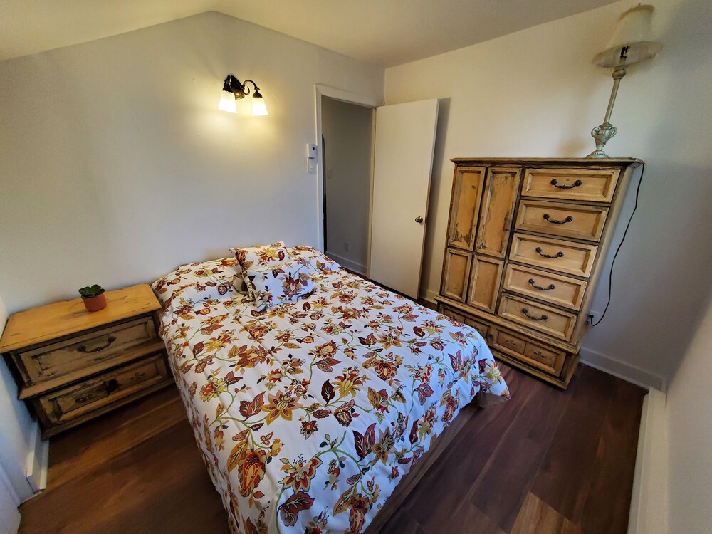 Charming 1 bedroom apartment - Monthly rental - Laval | Vrbo