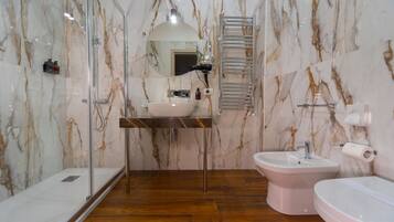 Quarto quádruplo júnior | Banheiro | Chuveiro, chuveiro com efeito de chuva, produtos de toalete de grife