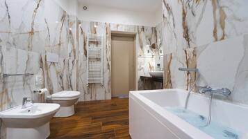 Suite | Banheiro | Chuveiro, chuveiro com efeito de chuva, produtos de toalete de grife