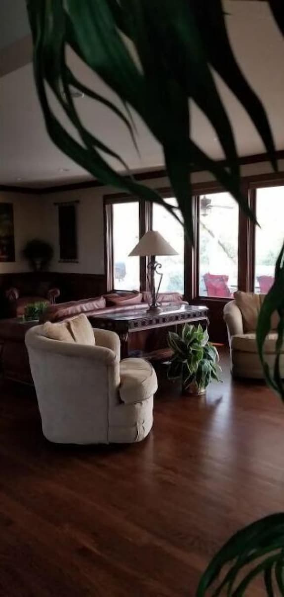 0ver 7,000 Sq Ft Of Tranquil Relaxation - Shawnee, KS