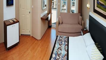 Quarto Triplo Standard | Minibar, cofre no quarto, secretária, quartos insonorizados