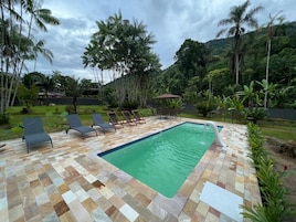 Piscina externa, espreguiçadeiras