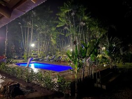 Piscina externa, espreguiçadeiras