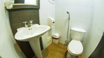 Um polibã, toalhas fornecidas, sabão, champô