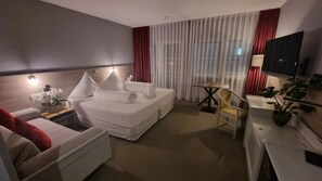Quarto Duplo Superior | Cofre no quarto, secretária 